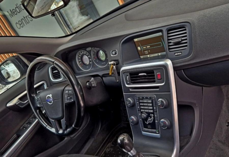 Melns Volvo V60 2011 Rīga, ar dzinēja tilpumu 2.00 L un nobraukumu 431 tūkst. km par 5290 €, foto 4 vietnē AUTOMOTO.COM.LV