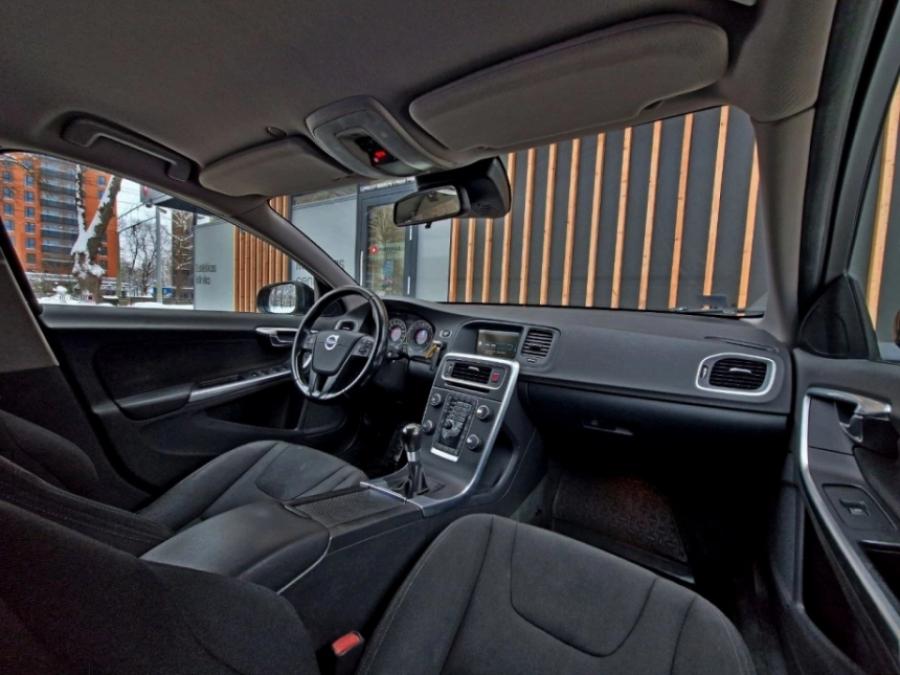 Melns Volvo V60 2011 Rīga, ar dzinēja tilpumu 2.00 L un nobraukumu 431 tūkst. km par 5290 €, foto 15 vietnē AUTOMOTO.COM.LV