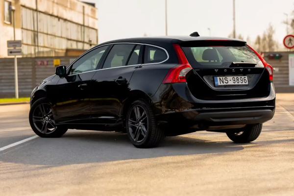 Melns Volvo V60 2011 Jelgava, ar dzinēja tilpumu 2.00 L un nobraukumu 285 tūkst. km par 8190 €, foto 4 vietnē AUTOMOTO.COM.LV