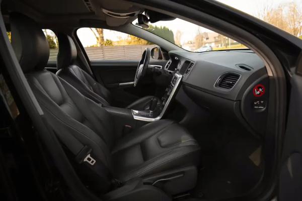 Melns Volvo V60 2011 Jelgava, ar dzinēja tilpumu 2.00 L un nobraukumu 285 tūkst. km par 8190 €, foto 7 vietnē AUTOMOTO.COM.LV