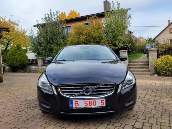 Black Volvo V60 2011 in Saldus, with an engine capacity of 2.00 L and mileage of 317 thousand km for 6500 €, photo 2 on AUTOMOTO.COM.LV