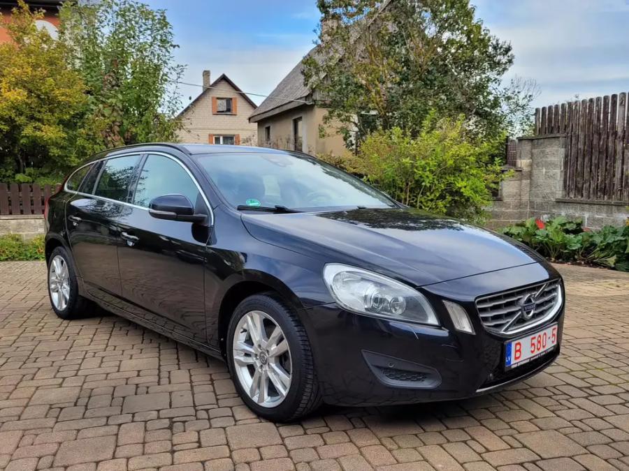 Black Volvo V60 2011 in Saldus, with an engine capacity of 2.00 L and mileage of 317 thousand km for 6500 €, photo 4 on AUTOMOTO.COM.LV