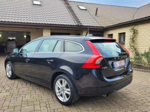 Black Volvo V60 2011 in Saldus, with an engine capacity of 2.00 L and mileage of 317 thousand km for 6500 €, photo 5 on AUTOMOTO.COM.LV