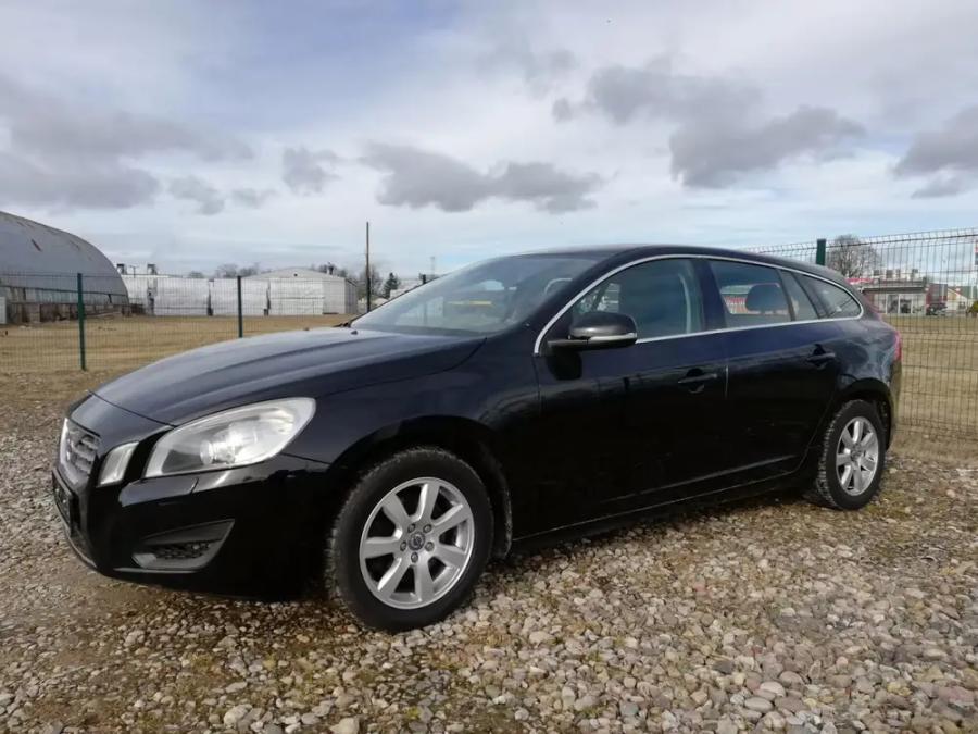 Melns Volvo V60 2011 Saldus, ar dzinēja tilpumu 2.00 L un nobraukumu 275 tūkst. km par 6300 €, foto 1 vietnē AUTOMOTO.COM.LV