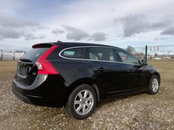Black Volvo V60 2011 in Saldus, with an engine capacity of 2.00 L and mileage of 275 thousand km for 6300 €, photo 2 on AUTOMOTO.COM.LV