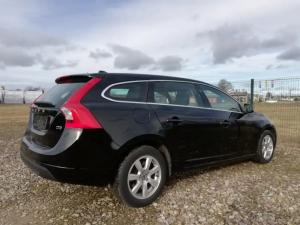 Melns Volvo V60 2011 Saldus, ar dzinēja tilpumu 2.00 L un nobraukumu 275 tūkst. km par 6300 €, foto 3 vietnē AUTOMOTO.COM.LV