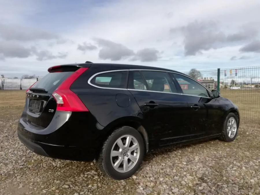 Melns Volvo V60 2011 Saldus, ar dzinēja tilpumu 2.00 L un nobraukumu 275 tūkst. km par 6300 €, foto 3 vietnē AUTOMOTO.COM.LV