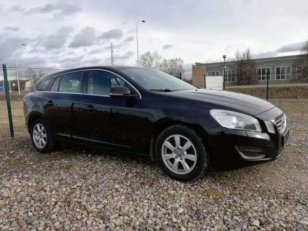 Black Volvo V60 2011 in Saldus, with an engine capacity of 2.00 L and mileage of 275 thousand km for 6300 €, photo 3 on AUTOMOTO.COM.LV