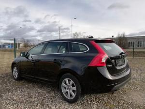 Melns Volvo V60 2011 Saldus, ar dzinēja tilpumu 2.00 L un nobraukumu 275 tūkst. km par 6300 €, foto 5 vietnē AUTOMOTO.COM.LV