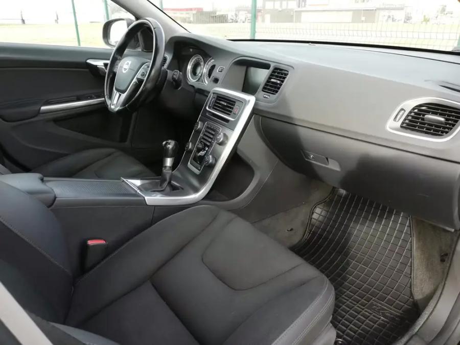 Melns Volvo V60 2011 Saldus, ar dzinēja tilpumu 2.00 L un nobraukumu 275 tūkst. km par 6300 €, foto 8 vietnē AUTOMOTO.COM.LV