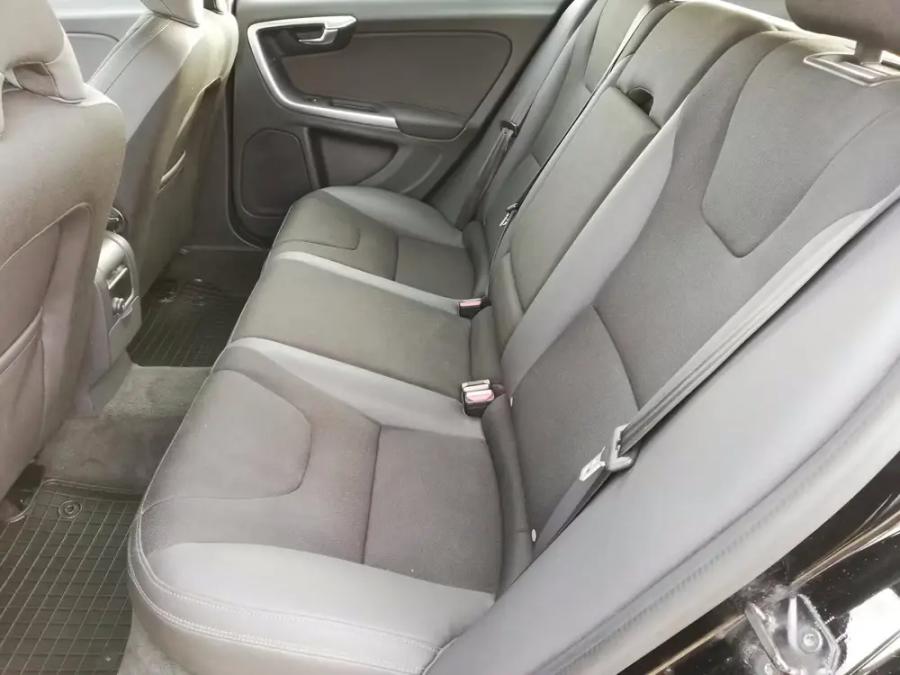 Melns Volvo V60 2011 Saldus, ar dzinēja tilpumu 2.00 L un nobraukumu 275 tūkst. km par 6300 €, foto 9 vietnē AUTOMOTO.COM.LV