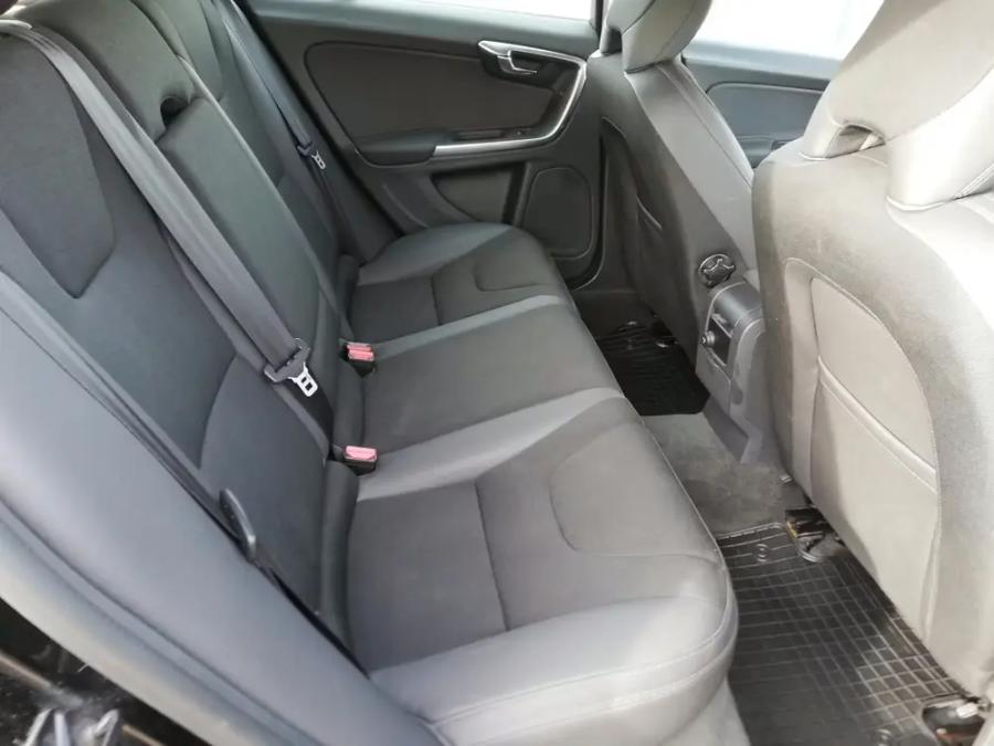 Melns Volvo V60 2011 Saldus, ar dzinēja tilpumu 2.00 L un nobraukumu 275 tūkst. km par 6300 €, foto 10 vietnē AUTOMOTO.COM.LV