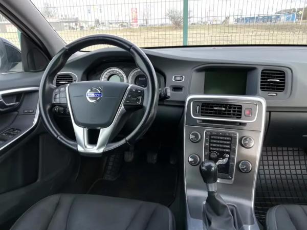 Black Volvo V60 2011 in Saldus, with an engine capacity of 2.00 L and mileage of 275 thousand km for 6300 €, photo 10 on AUTOMOTO.COM.LV