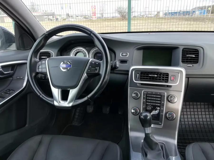 Melns Volvo V60 2011 Saldus, ar dzinēja tilpumu 2.00 L un nobraukumu 275 tūkst. km par 6300 €, foto 11 vietnē AUTOMOTO.COM.LV