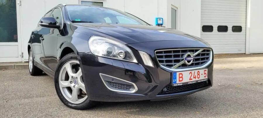 Black Volvo V60 2011 in Riga, with an engine capacity of 2.40 L and mileage of 223 thousand km for 7990 €, photo 1 on AUTOMOTO.COM.LV
