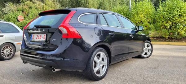Black Volvo V60 2011 in Riga, with an engine capacity of 2.40 L and mileage of 223 thousand km for 7990 €, photo 2 on AUTOMOTO.COM.LV