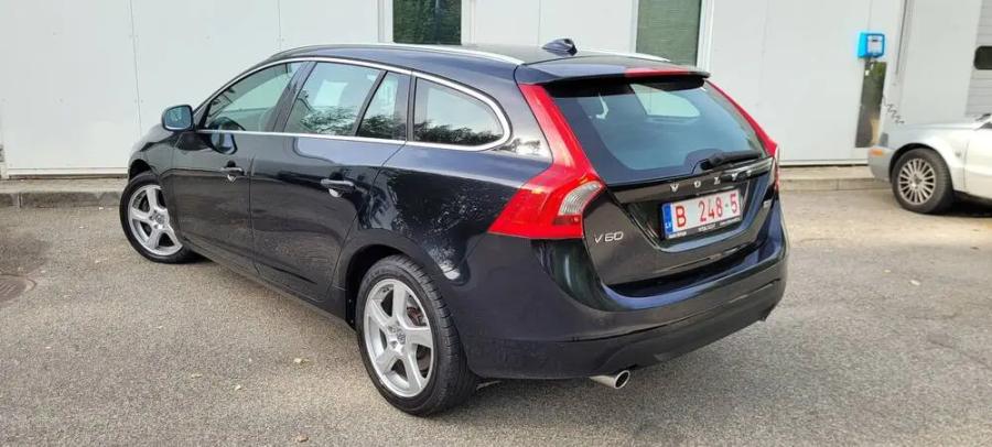 Black Volvo V60 2011 in Riga, with an engine capacity of 2.40 L and mileage of 223 thousand km for 7990 €, photo 6 on AUTOMOTO.COM.LV