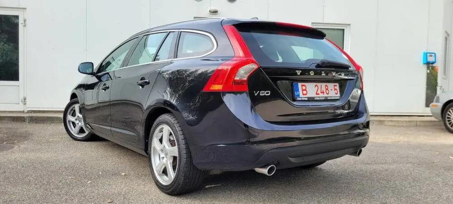 Black Volvo V60 2011 in Riga, with an engine capacity of 2.40 L and mileage of 223 thousand km for 7990 €, photo 7 on AUTOMOTO.COM.LV