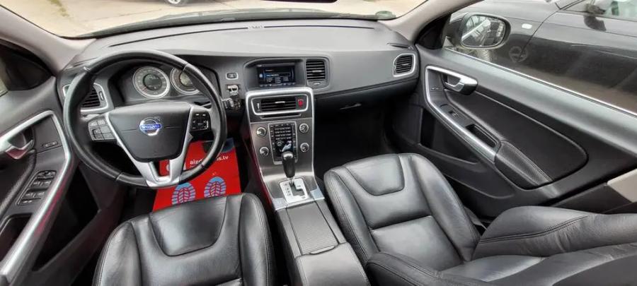 Black Volvo V60 2011 in Riga, with an engine capacity of 2.40 L and mileage of 223 thousand km for 7990 €, photo 11 on AUTOMOTO.COM.LV