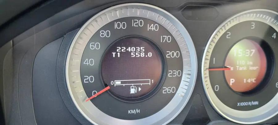 Black Volvo V60 2011 in Riga, with an engine capacity of 2.40 L and mileage of 223 thousand km for 7990 €, photo 12 on AUTOMOTO.COM.LV