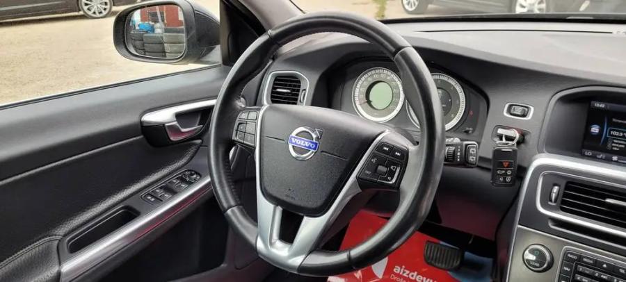Black Volvo V60 2011 in Riga, with an engine capacity of 2.40 L and mileage of 223 thousand km for 7990 €, photo 14 on AUTOMOTO.COM.LV