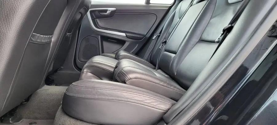 Black Volvo V60 2011 in Riga, with an engine capacity of 2.40 L and mileage of 223 thousand km for 7990 €, photo 15 on AUTOMOTO.COM.LV