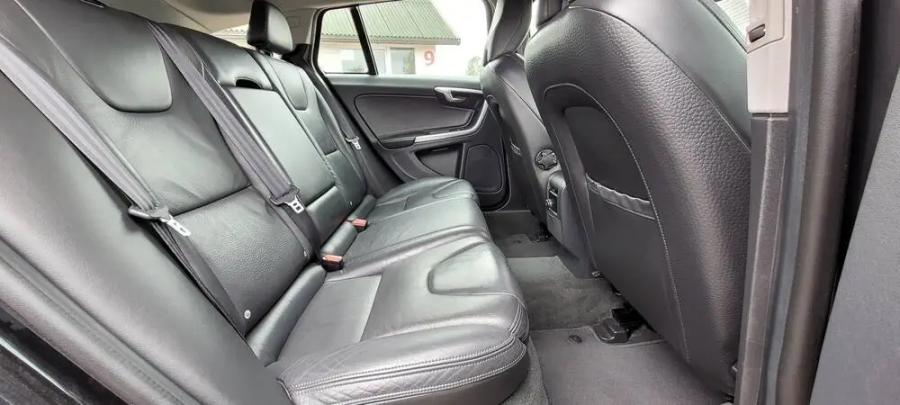 Black Volvo V60 2011 in Riga, with an engine capacity of 2.40 L and mileage of 223 thousand km for 7990 €, photo 16 on AUTOMOTO.COM.LV