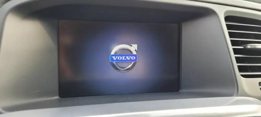 Black Volvo V60 2011 in Riga, with an engine capacity of 2.40 L and mileage of 223 thousand km for 7990 €, photo 18 on AUTOMOTO.COM.LV