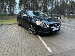 Black Volvo V60 2011 in Riga, with an engine capacity of 2.00 L and mileage of 265 thousand km for 4000 €, photo 3 on AUTOMOTO.COM.LV