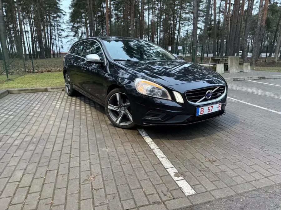Black Volvo V60 2011 in Riga, with an engine capacity of 2.00 L and mileage of 265 thousand km for 4000 €, photo 3 on AUTOMOTO.COM.LV