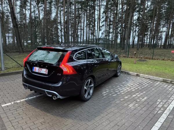 Black Volvo V60 2011 in Riga, with an engine capacity of 2.00 L and mileage of 265 thousand km for 4000 €, photo 4 on AUTOMOTO.COM.LV