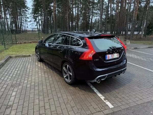 Black Volvo V60 2011 in Riga, with an engine capacity of 2.00 L and mileage of 265 thousand km for 4000 €, photo 5 on AUTOMOTO.COM.LV