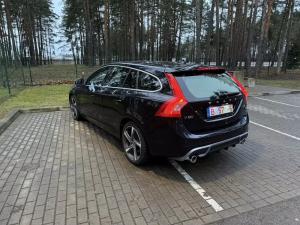 Black Volvo V60 2011 in Riga, with an engine capacity of 2.00 L and mileage of 265 thousand km for 4000 €, photo 6 on AUTOMOTO.COM.LV