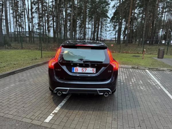 Black Volvo V60 2011 in Riga, with an engine capacity of 2.00 L and mileage of 265 thousand km for 4000 €, photo 6 on AUTOMOTO.COM.LV