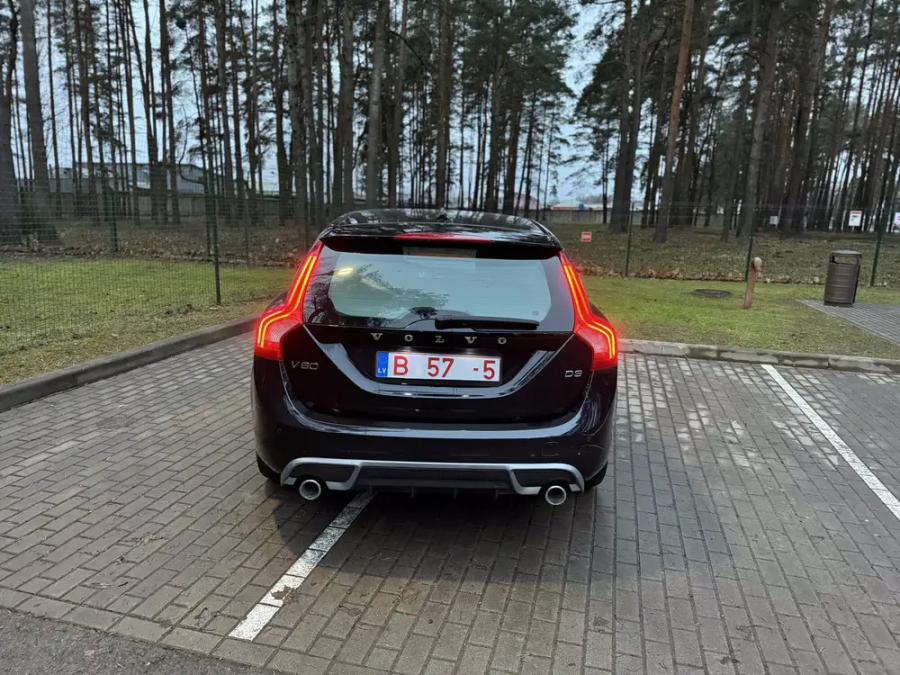 Black Volvo V60 2011 in Riga, with an engine capacity of 2.00 L and mileage of 265 thousand km for 4000 €, photo 7 on AUTOMOTO.COM.LV