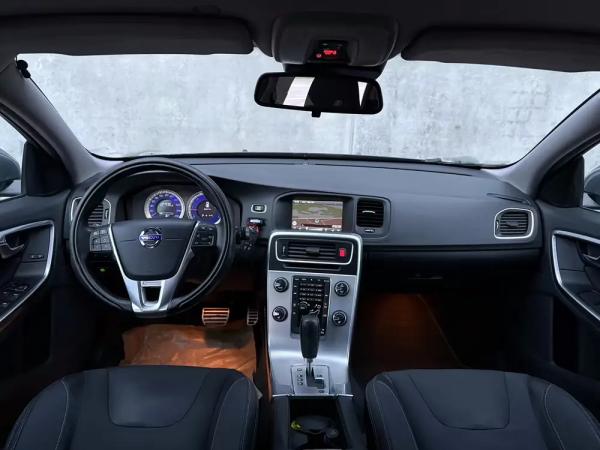 Black Volvo V60 2011 in Riga, with an engine capacity of 2.00 L and mileage of 265 thousand km for 4000 €, photo 7 on AUTOMOTO.COM.LV