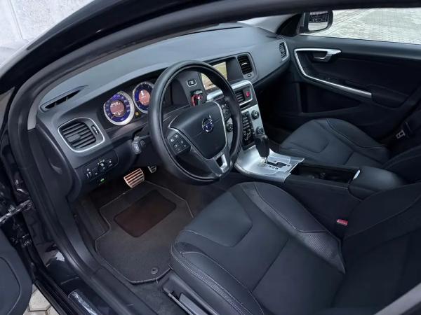 Black Volvo V60 2011 in Riga, with an engine capacity of 2.00 L and mileage of 265 thousand km for 4000 €, photo 8 on AUTOMOTO.COM.LV