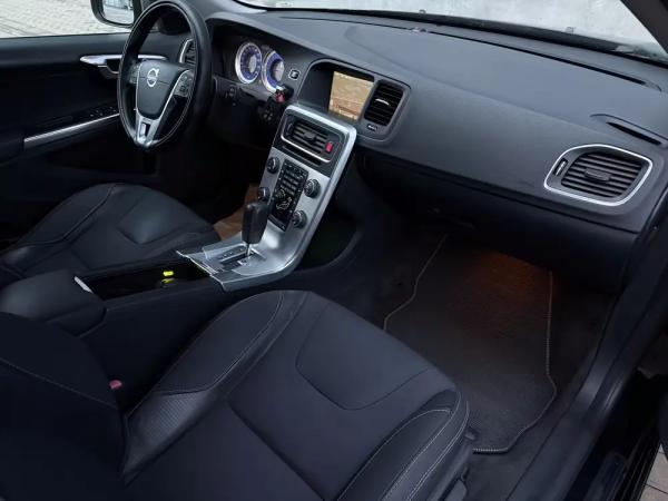 Black Volvo V60 2011 in Riga, with an engine capacity of 2.00 L and mileage of 265 thousand km for 4000 €, photo 9 on AUTOMOTO.COM.LV