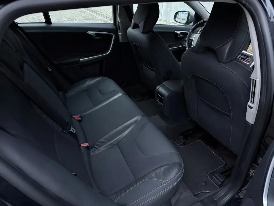 Black Volvo V60 2011 in Riga, with an engine capacity of 2.00 L and mileage of 265 thousand km for 4000 €, photo 11 on AUTOMOTO.COM.LV