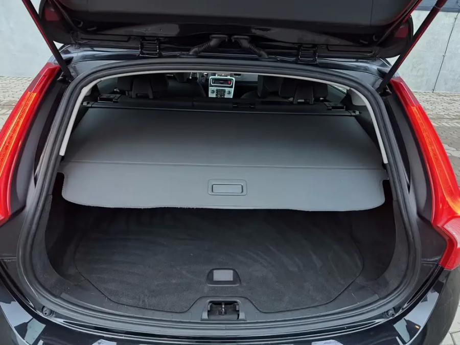 Black Volvo V60 2011 in Riga, with an engine capacity of 2.00 L and mileage of 265 thousand km for 4000 €, photo 12 on AUTOMOTO.COM.LV