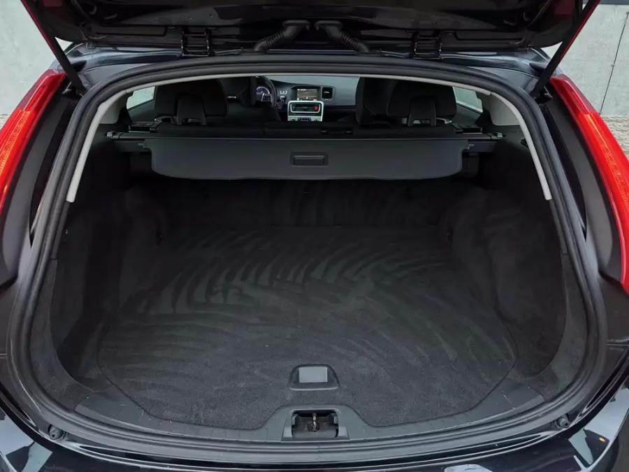 Black Volvo V60 2011 in Riga, with an engine capacity of 2.00 L and mileage of 265 thousand km for 4000 €, photo 13 on AUTOMOTO.COM.LV