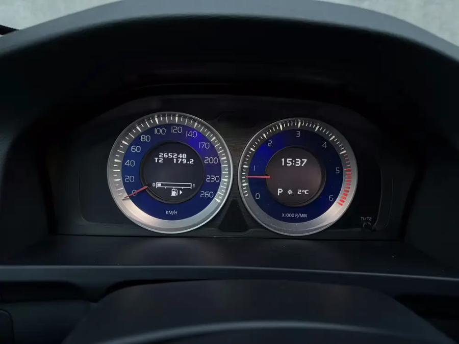 Black Volvo V60 2011 in Riga, with an engine capacity of 2.00 L and mileage of 265 thousand km for 4000 €, photo 14 on AUTOMOTO.COM.LV