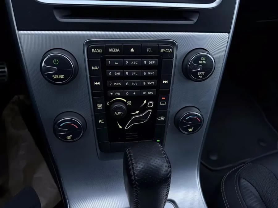 Black Volvo V60 2011 in Riga, with an engine capacity of 2.00 L and mileage of 265 thousand km for 4000 €, photo 15 on AUTOMOTO.COM.LV