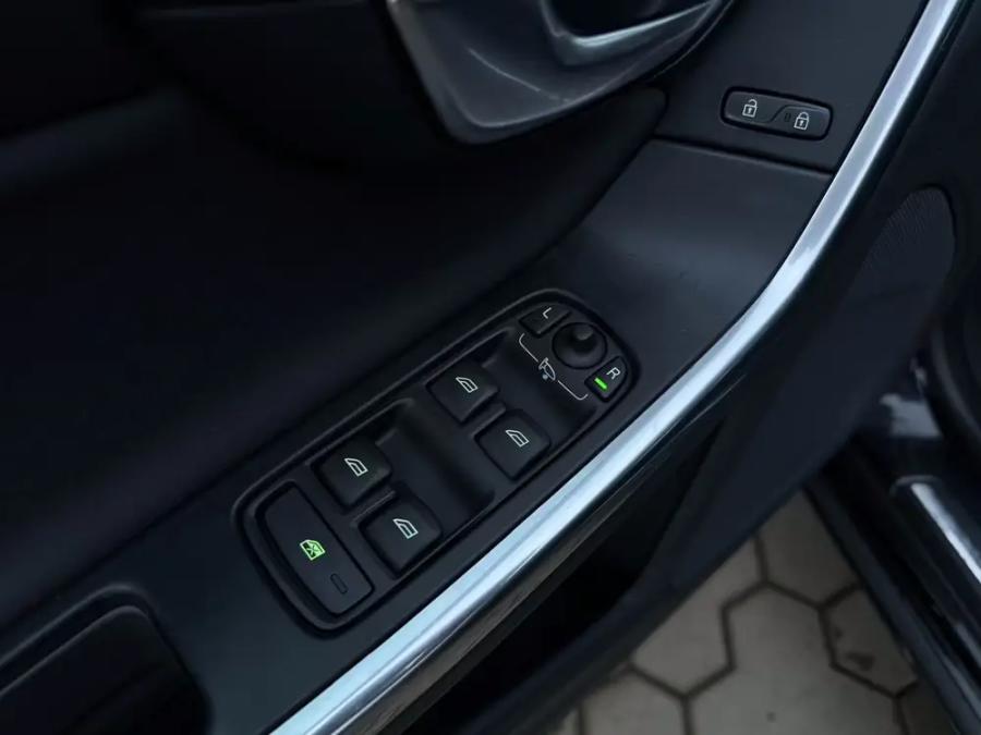 Black Volvo V60 2011 in Riga, with an engine capacity of 2.00 L and mileage of 265 thousand km for 4000 €, photo 21 on AUTOMOTO.COM.LV