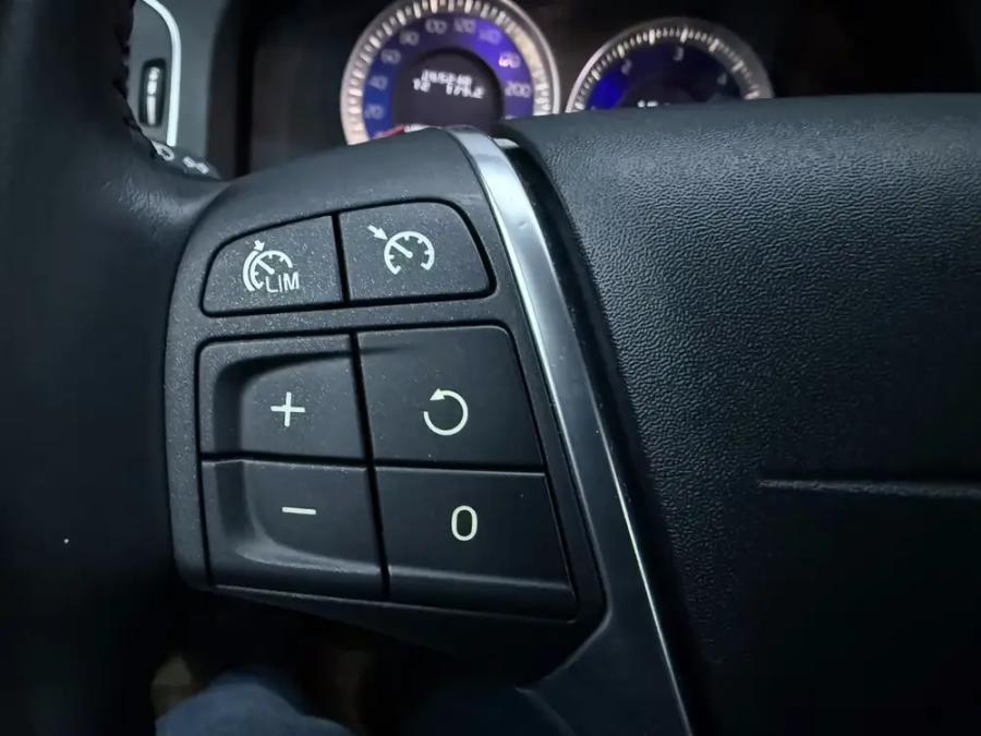 Black Volvo V60 2011 in Riga, with an engine capacity of 2.00 L and mileage of 265 thousand km for 4000 €, photo 22 on AUTOMOTO.COM.LV