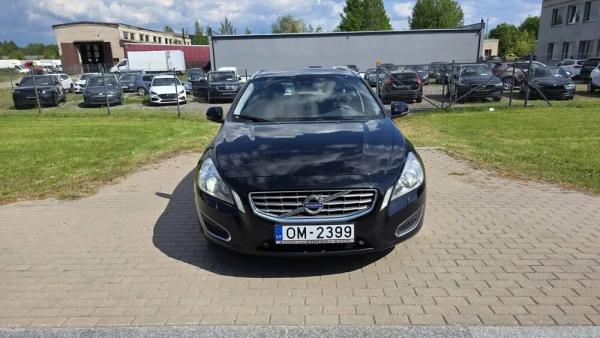 Black Volvo V60 2011 in Riga, with an engine capacity of 1.60 L and mileage of 252 thousand km for 6650 €, photo 2 on AUTOMOTO.COM.LV