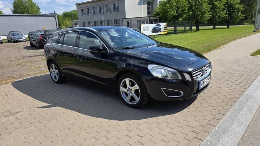 Black Volvo V60 2011 in Riga, with an engine capacity of 1.60 L and mileage of 252 thousand km for 6650 €, photo 4 on AUTOMOTO.COM.LV
