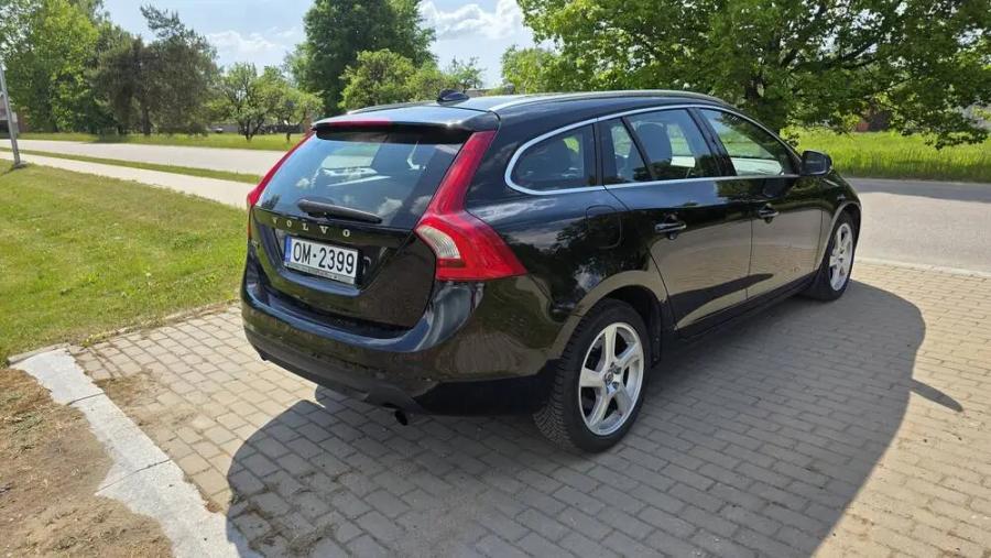 Black Volvo V60 2011 in Riga, with an engine capacity of 1.60 L and mileage of 252 thousand km for 6650 €, photo 6 on AUTOMOTO.COM.LV