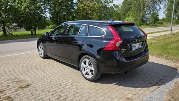 Black Volvo V60 2011 in Riga, with an engine capacity of 1.60 L and mileage of 252 thousand km for 6650 €, photo 7 on AUTOMOTO.COM.LV