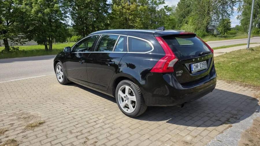 Black Volvo V60 2011 in Riga, with an engine capacity of 1.60 L and mileage of 252 thousand km for 6650 €, photo 8 on AUTOMOTO.COM.LV